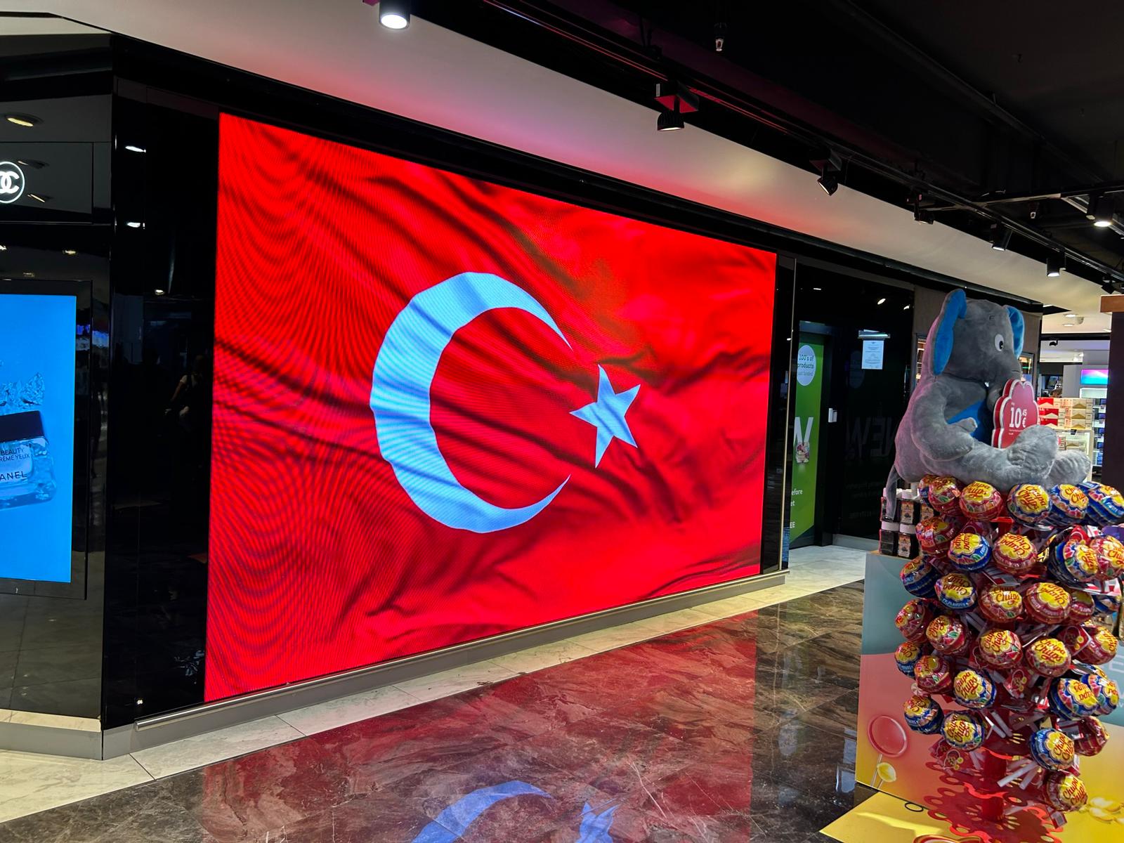 Antalya Havalimanı Duty Free LED Ekran Projesi | Crealed